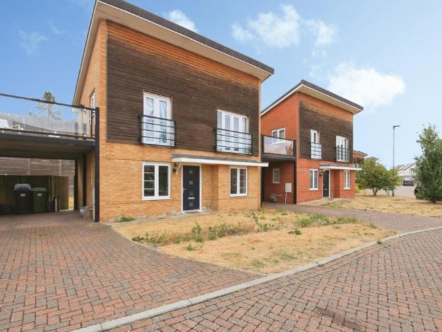 2 bedroom link detached house for sale