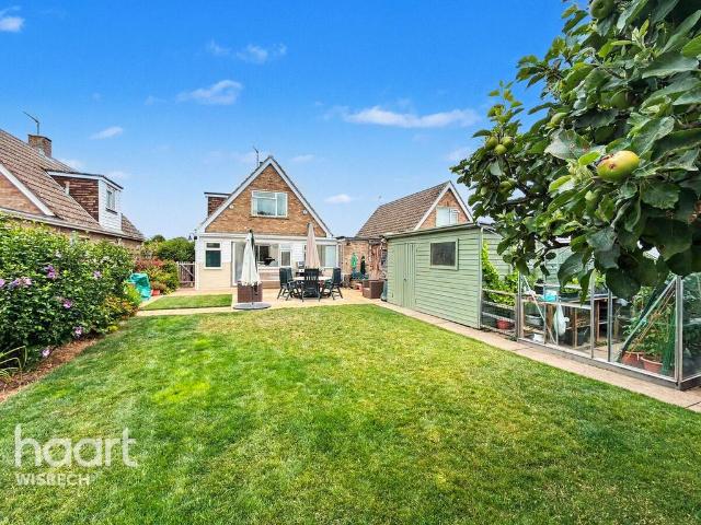 2 bedroom link detached house for sale