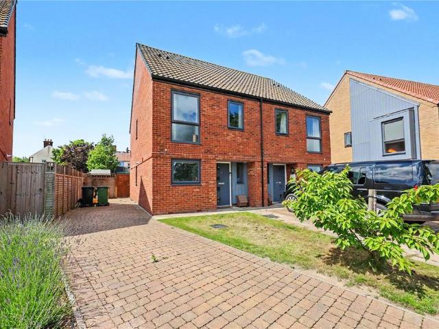 2 bedroom link detached house for sale