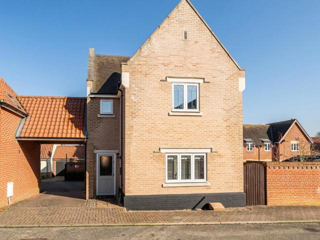 2 bedroom link detached house for sale