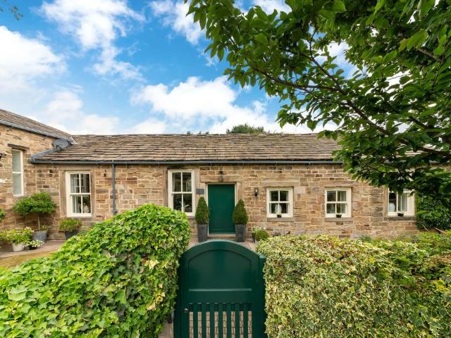 2 bedroom link detached house for sale