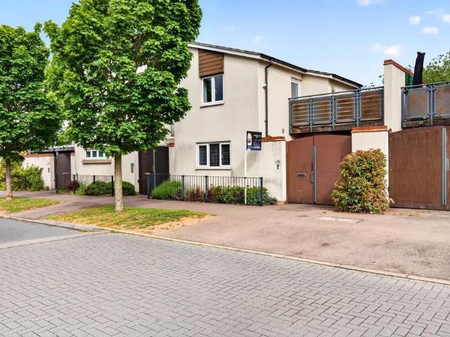2 bedroom link detached house for sale