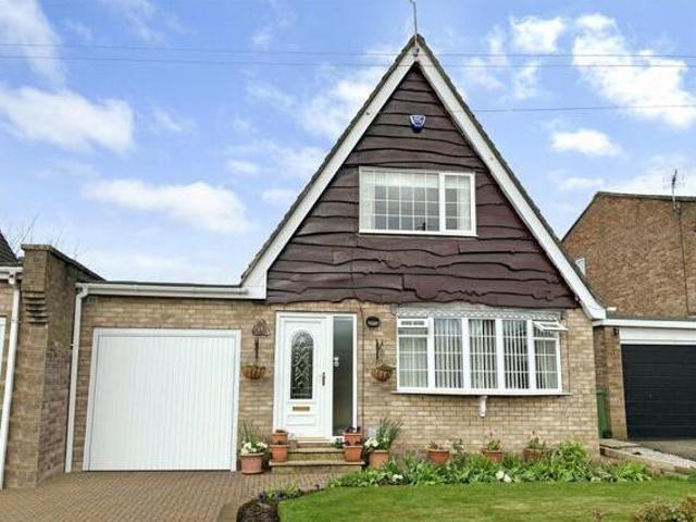 2 Bedroom Link Detached House For Sale In Yeadon, Leeds