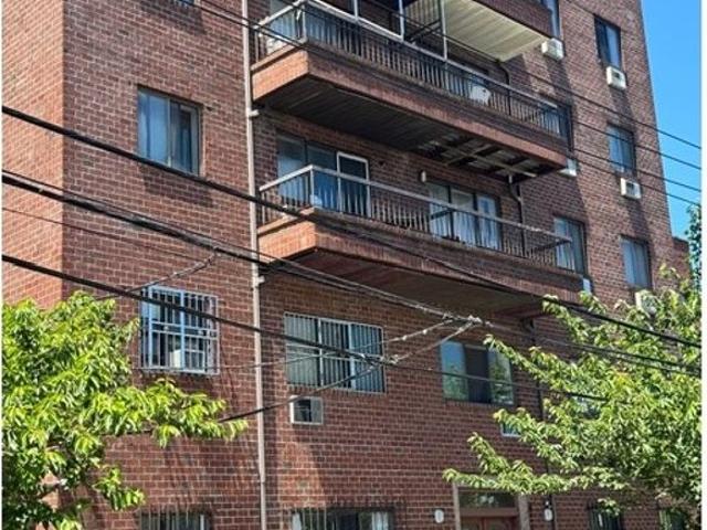 2 bedroom luxury Flat for sale in Queensbridge Houses, New York