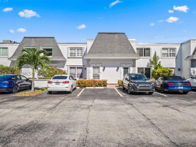 2 bedroom luxury Townhouse for sale in Hallandale, Florida
