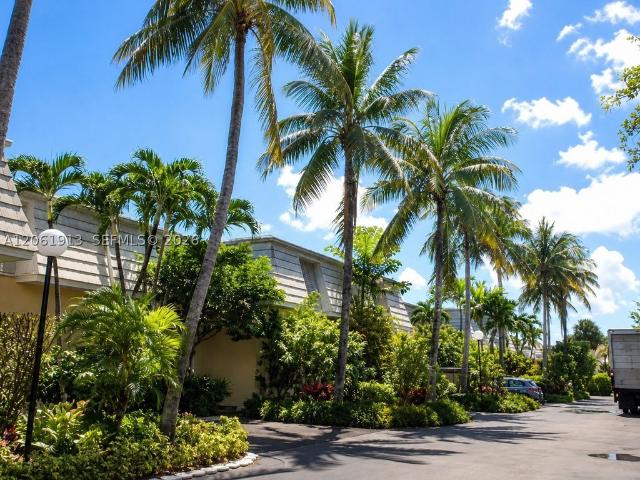 2 bedroom luxury Townhouse for sale in Key Biscayne, Florida