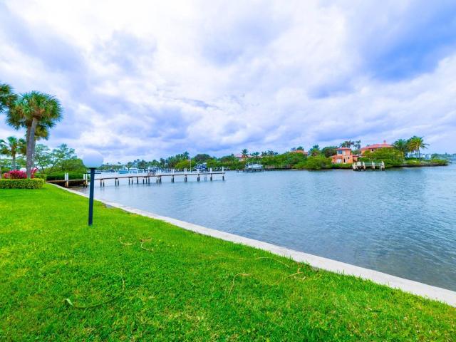 2 bedroom luxury Townhouse for sale in Palm Beach, United States