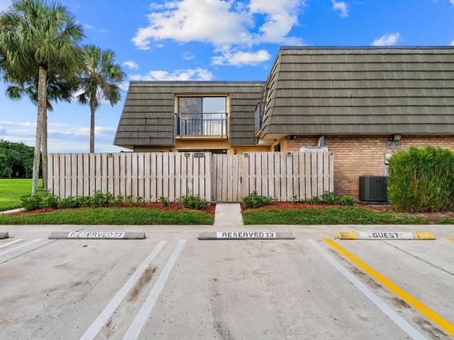 2 bedroom luxury Townhouse for rent in West Palm Beach, Florida