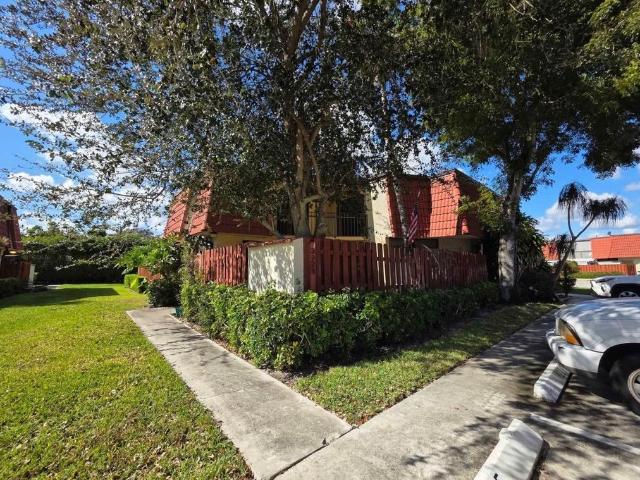 2 bedroom luxury Townhouse for rent in West Palm Beach, Florida