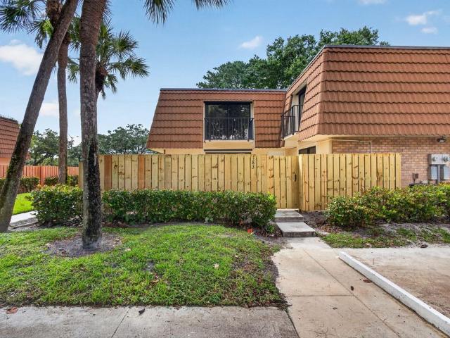 2 bedroom luxury Townhouse for rent in West Palm Beach, Florida