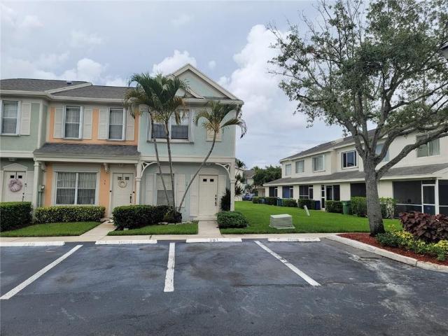 2 bedroom luxury Townhouse for rent in Weston, Florida
