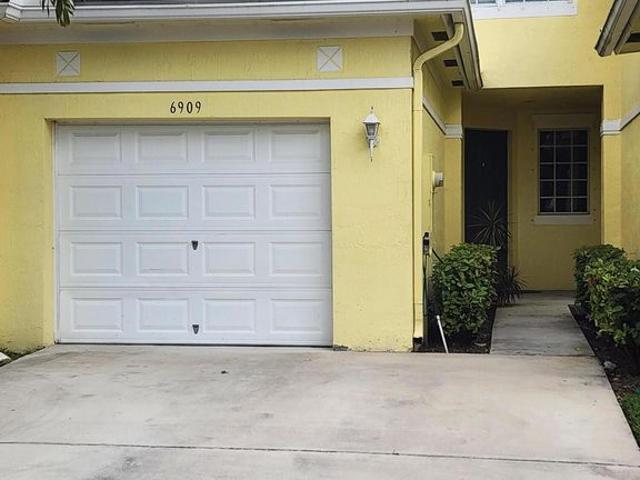 2 bedroom luxury Townhouse for rent in Lake Worth, Florida