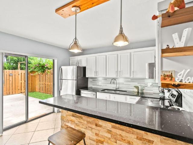 2 bedroom luxury Townhouse for rent in Palm Springs, Florida