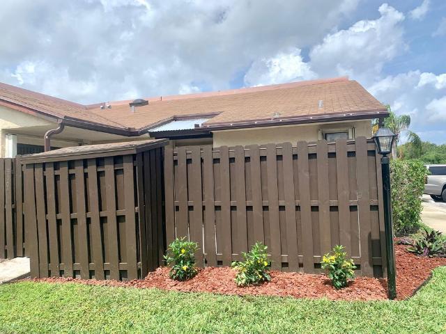 2 bedroom luxury Townhouse for rent in Palm Springs, Florida