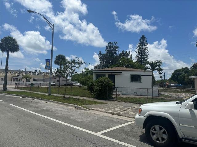 2 bedroom luxury Villa for rent in Opa locka North historical, Florida