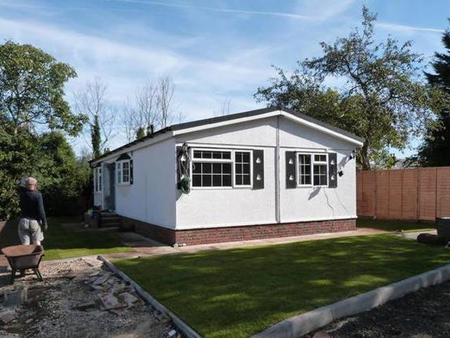 2 bedroom mobile home for sale in Hooks Cross Watton At Stone SG14