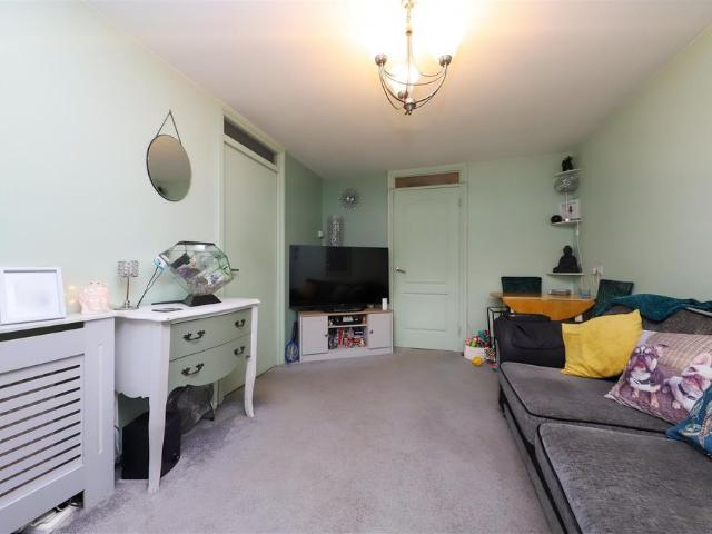 2 bedroom maisonette