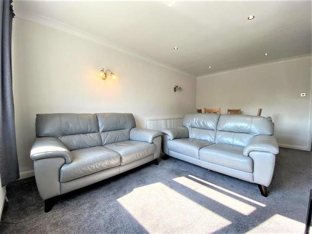 2 bedroom maisonette