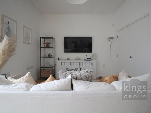 2 Bedroom Maisonette To Let