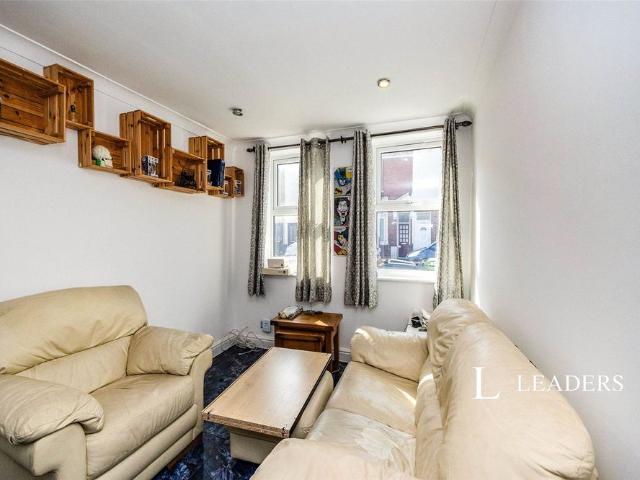 2 bedroom maisonette to rent New Road, Portsmouth, Hampshire, PO2