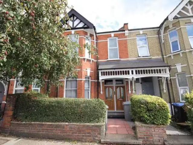 2 bedroom maisonette to rent in London, NW2