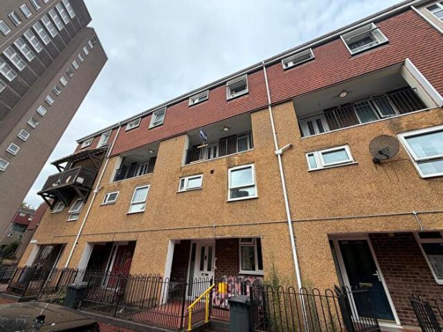 2 Bedroom Maisonette To Rent In Taurus Close, Leicester, LE2