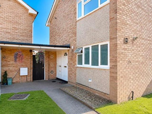2 Bedroom Maisonette To Rent In Tavistock Walk, Aylesbury, HP20