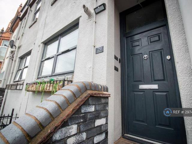 2 bedroom maisonette to rent