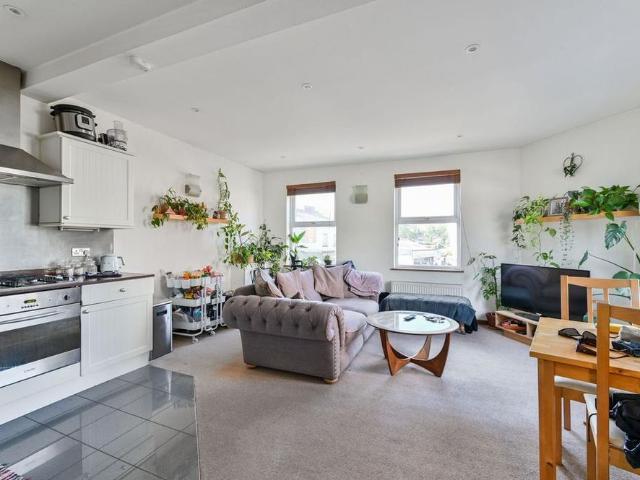 2 bedroom maisonette to rent