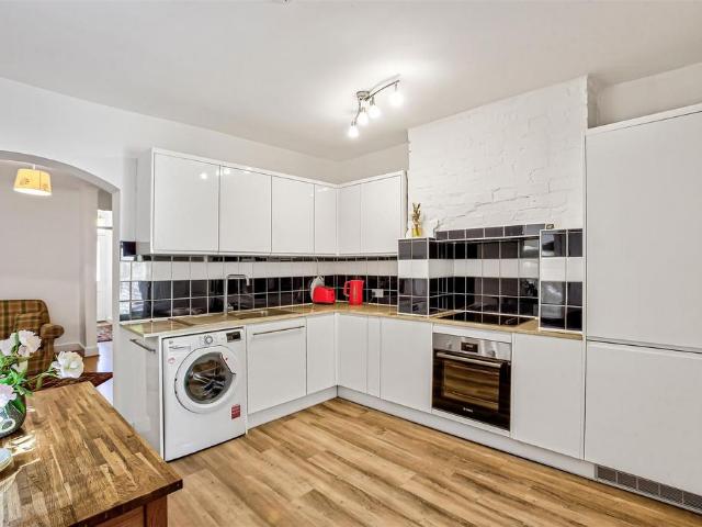 2 bedroom maisonette to rent