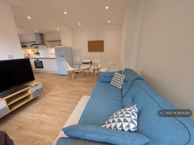 2 bedroom maisonette to rent