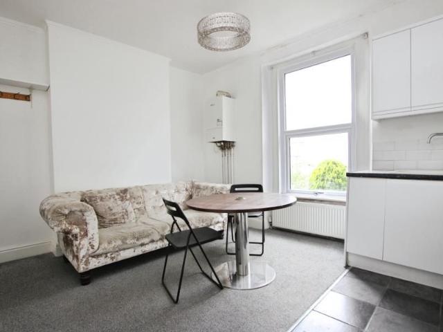 2 bedroom maisonette to rent