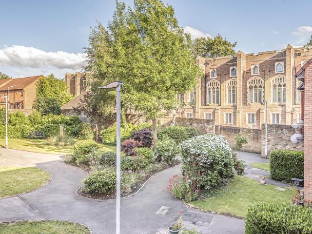 2 bedroom maisonette to rent