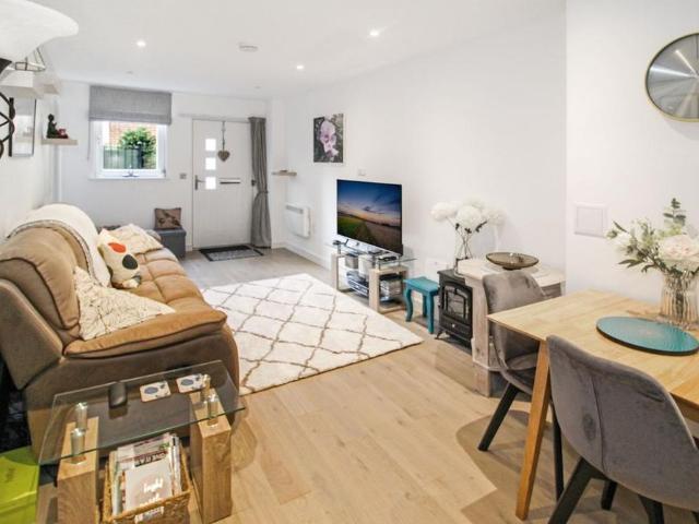 2 bedroom maisonette to rent