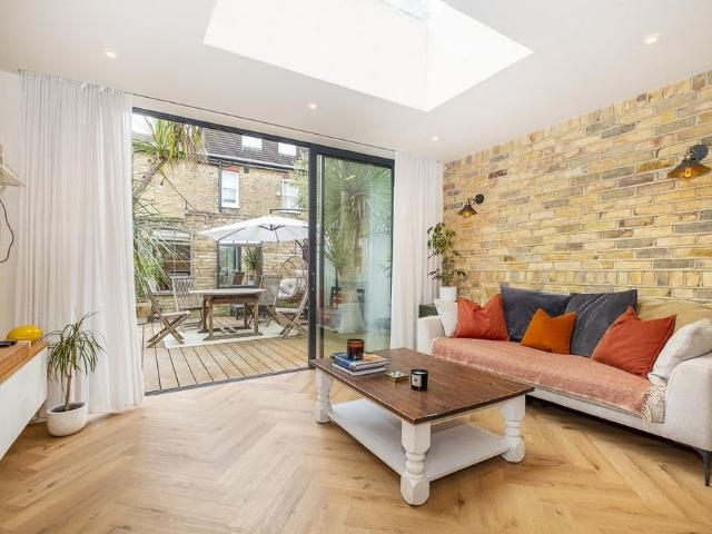 2 bedroom maisonette to rent