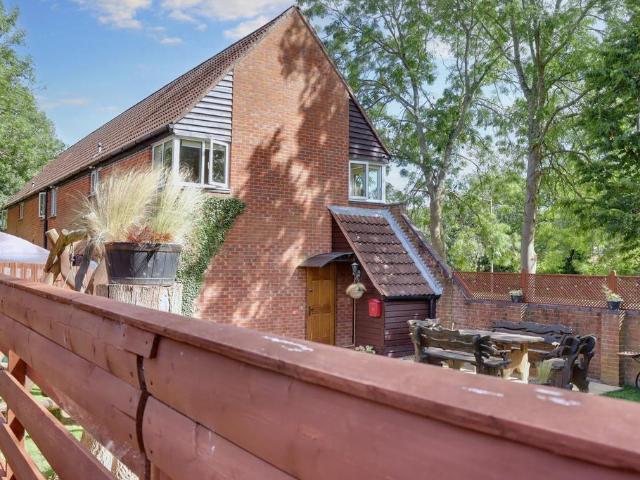 2 bedroom maisonette for sale