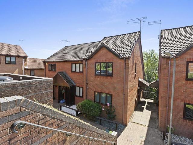 2 bedroom maisonette for sale