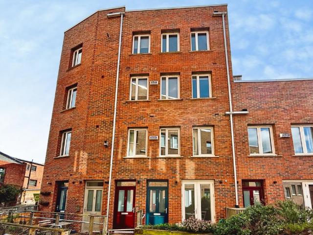 2 bedroom maisonette for sale