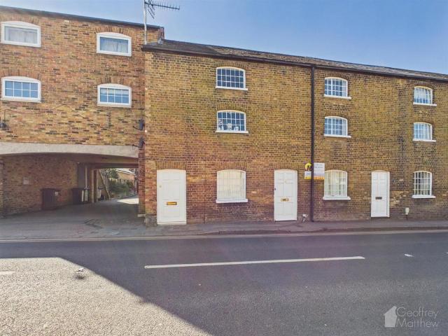 2 bedroom maisonette for sale