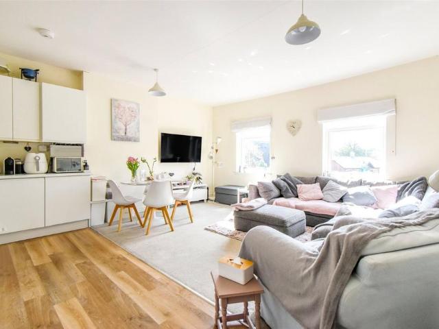 2 bedroom maisonette for sale
