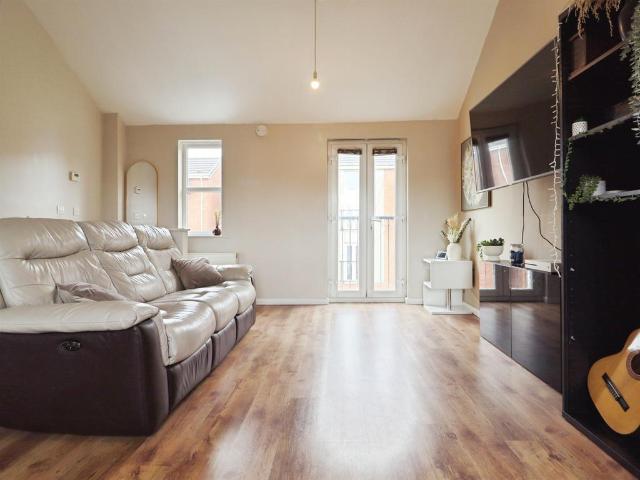 2 bedroom maisonette for sale