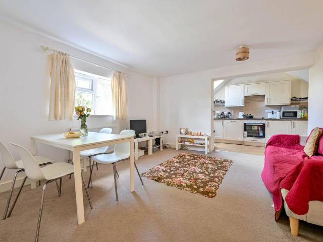 2 bedroom maisonette for sale