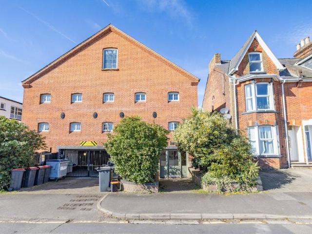 2 bedroom maisonette for sale
