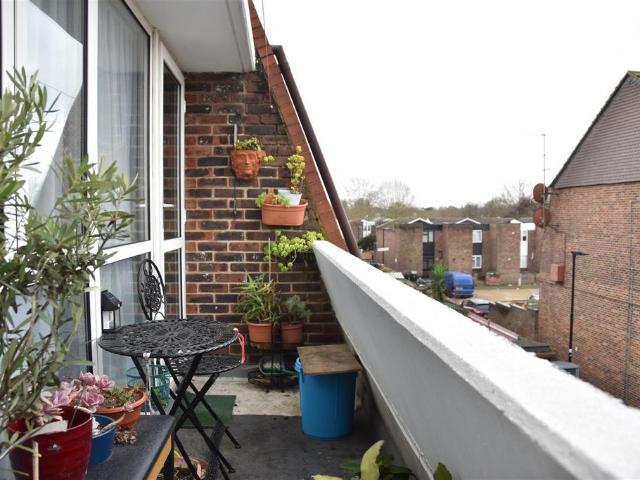 2 bedroom maisonette for sale