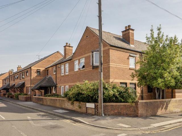 2 bedroom maisonette for sale