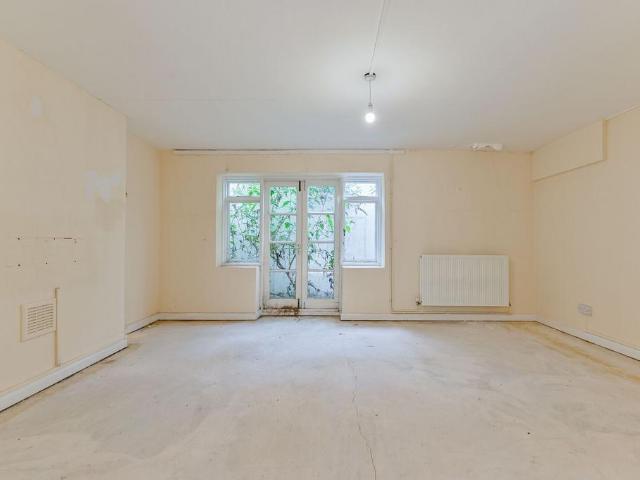 2 bedroom maisonette for sale