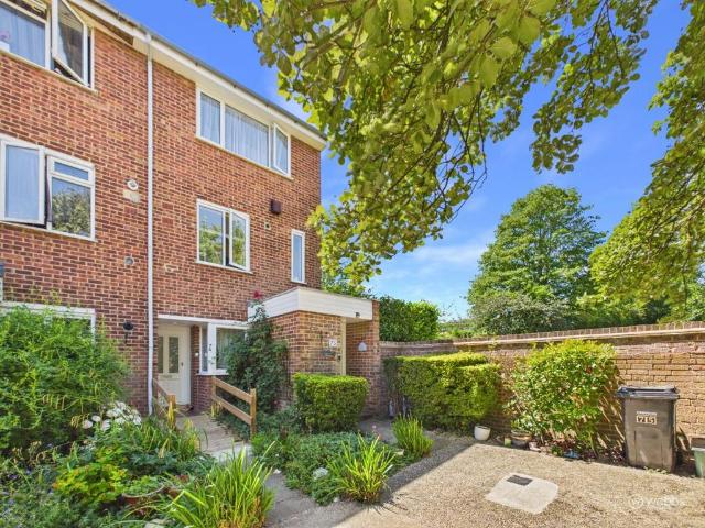 2 bedroom maisonette for sale