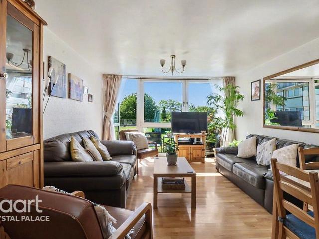 2 bedroom maisonette for sale