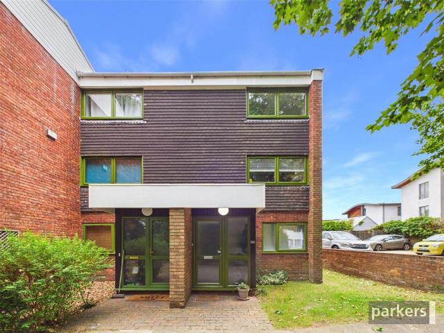 2 bedroom maisonette for sale