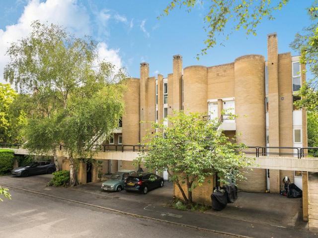 2 bedroom maisonette for sale
